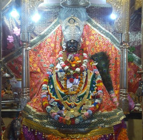 बाबा श्याम के पुजारी जी ने बताया कि बाबा श्याम साक्षात बात करते हैं। बाबा श्याम के पुजारी जी
