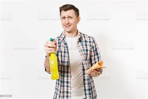 젊은 정부 남자 지주 청소 걸 레 화이트 빈 빈 살포 병 청소기 액체 흰색 배경에 고립 남자 집 집안일 하 고입니다 광고에 대 한 공간을 복사 합니다 청결 개념입니다 갈색에