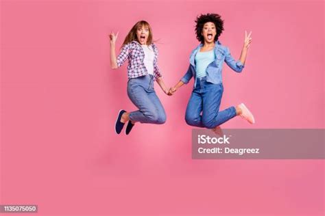 전체 길이 바디 사이즈 보기 두 사람 좋은 매력적인 매력적인 쾌활 한 재미 미친 펑키 여자 V 기호 분홍색 파스텔 배경 위에 고립 보여주는 손을 잡고 2명에 대한 스톡 사진