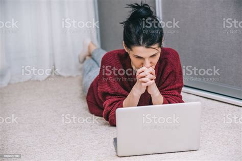 비즈니스에 대 한 뉴스를 읽고 백인 젊은 여자의 수평 쐈 어 캐주얼 여성 노트북을 사용 하 여 인터넷에서 서핑 하는 동안 바닥에 누워 사람들 및 라이프 스타일 개념 가정