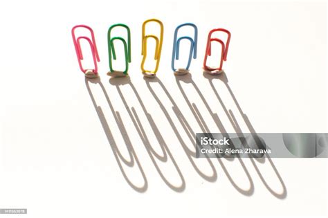 여러 가지 색상의 사무실 종이 클립과 흰색 배경에 그림자가 있습니다 사무실 및 학교 용품 가슴 바인딩에 대한 스톡 사진 및 기타 이미지 가슴 바인딩 개인 장식품