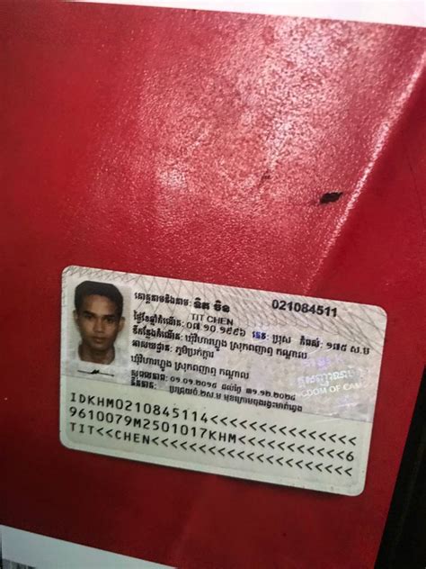 បុរសម្នាក់ជិះម៉ូតូបុករថយន្តបណ្ដាលឱ្យរងរបួសធ្ងន់