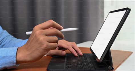 컴퓨터 태블릿의 화면을 가리키는 스타일러스 펜을 들고 있는 사업가의 손을 닫습니다 사진 Unsplash의 태국 이미지