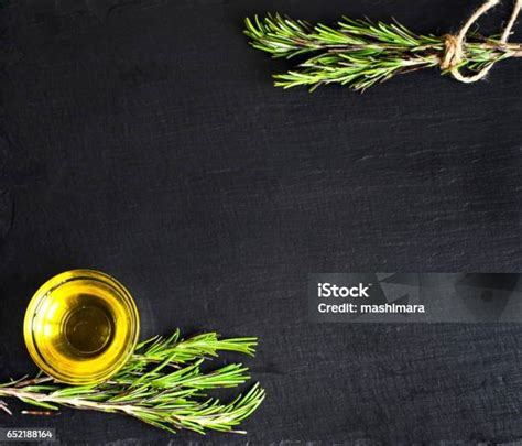 올리브 기름과 건강 한 채식 샐러드체리 토마토 올리브 마늘과 로즈마리 자연 블랙 슬레이트 배경과 텍스트 복사 공간에 대 한 재료의 상위 뷰 거친에 대한 스톡 사진 및 기타