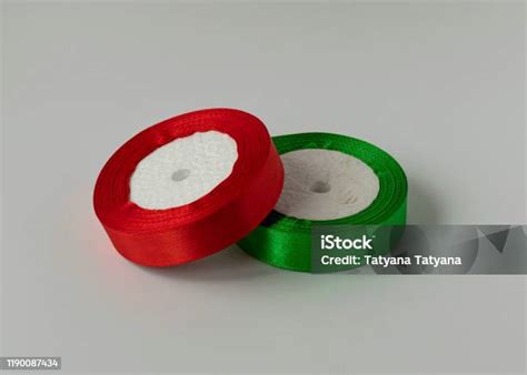 흰색 배경에 선물을 장식하기위한 새틴 리본 롤 실크와 사틴 리본 공단에 대한 스톡 사진 및 기타 이미지 공단 공휴일 기념일 Istock