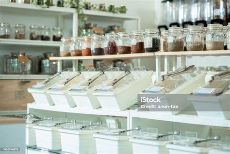 환경 친화적 인 제로 폐기물 가게 인테리어 지속 가능한 플라스틱 무료 식료품 점에서 곡물 견과류 및 곡물을위한 디스펜서 소규모 지역 기업에서의 쇼핑 상점에 대한 스톡 사진