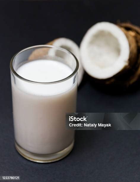 어두운 배경에 반으로 깨진 유리와 코코넛에 코코넛 비건 우유 0명에 대한 스톡 사진 및 기타 이미지 0명 갈색 건강한 생활방식 Istock