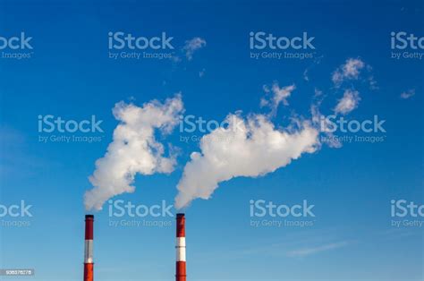 식물의 파이프 대기 중으로 유해 물질을 방출 한다 하늘 배경에 클로즈업 0명에 대한 스톡 사진 및 기타 이미지 0명 강 겨울 Istock