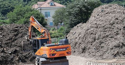 대청호 수해 쓰레기 수거하는 작업자들