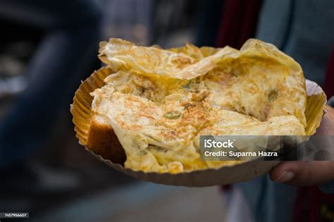 빵과 튀긴 계란 오믈렛으로 만든 계란 토스트 또는 계란 샌드위치는 인도 콜카타에서 아침 식사 또는 간식으로 종이 접시에 제공됩니다 매우 인기있는 길가 요리입니다 거리에 대한