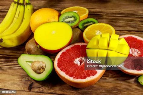 나무 테이블에 열대 과일의 구색 바나나 망고 오렌지 아보카도 자몽 키위 과일을 곁들인 정물 감귤류 과일에 대한 스톡 사진 및 기타 이미지 Istock