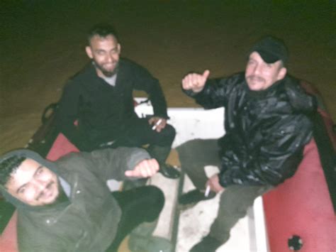 بعد أن غمرت المياه سياراتهم فوج اطفاء بيروت ينقذ 17 شخصا صور