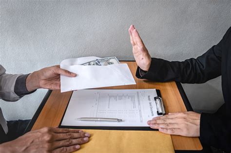 뇌물 및 부패 방지 개념 사업 사람을 거부 하 고 투자 거래의 계약 계약을 수락 하는 비즈니스 사람들 로부터 봉투에 돈 지폐를 받을 수 없습니다 거절에 대한 스톡 사진 및