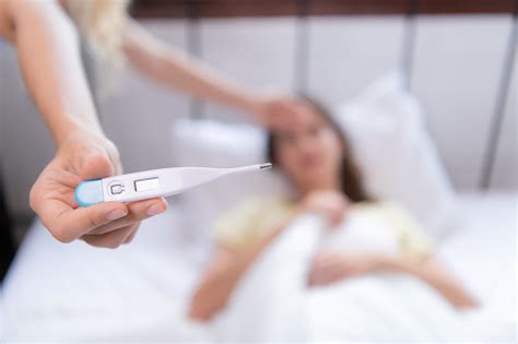 Lgbt 아플 때 서로를 돌보는 젊은 부부 심각하게 아프지 않은지 확인하기 위해 체온을 확인합니다 2명에 대한 스톡 사진 및 기타 이미지 Istock