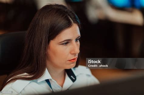 데이터 시스템 제어실 사무실에서 근무하는 여성 보안 운영자 다중 디스플레이가있는 워크 스테이션에서 작업하는 기술 운영자 여러 모니터에서 작업하는 경비원 가정의 방에 대한