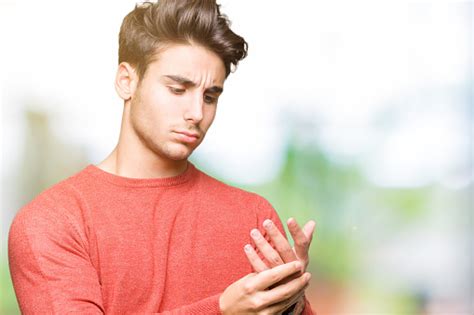 손과 손가락 관절염 염증에 고립 된 배경 고통 고통을 통해 젊은 잘생긴 남자 건강관리와 의술에 대한 스톡 사진 및 기타 이미지 건강관리와 의술 겨울 경련 Istock