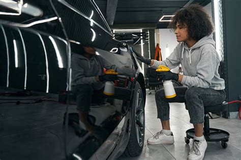 자동차 외부 표면에서 오염 물질을 제거하는 자동 디테일러 25 29세에 대한 스톡 사진 및 기타 이미지 25 29세 고독