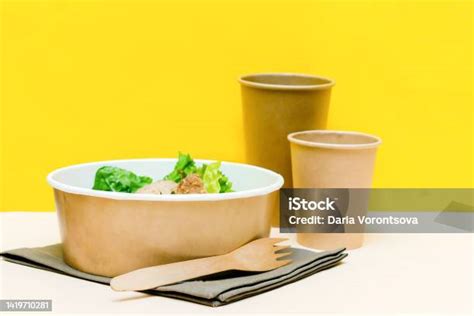 크래프트 종이 상자에 건강 식품 점심 환경 친화적 인 상자 일회용 그릇 포장 용기 노란색 배경에 컵 닭고기 계란 채소 배달을 가져가라 환경 보호 0명에 대한 스톡 사진 및