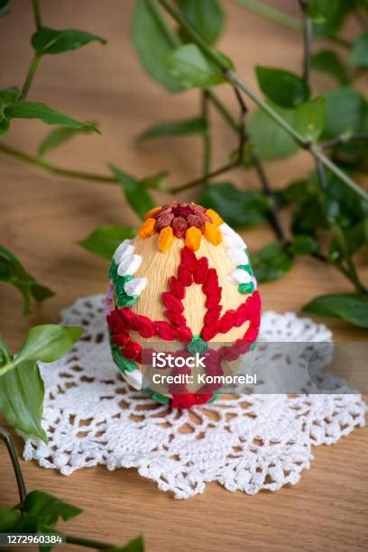 아름다운 흰색 냅킨에 종이로 만든 부활절 달걀 축하 기간 동안 휴일 테이블의 장식 0명에 대한 스톡 사진 및 기타 이미지 0명 Diy 공예 Istock