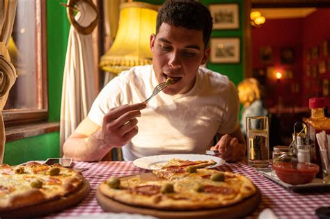 레스토랑에서 피자를 먹는 젊은 남자의 클로즈업 스톡 사진 남성에 대한 스톡 사진 및 기타 이미지 남성 남자 남자들만 Istock