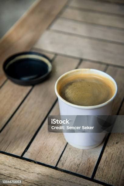 테이블에 거품 커피 아메리카노의 이미지 컵 의 뚜껑이 뒷면에 있습니다 커피에 대한 스톡 사진 및 기타 이미지 커피 커피 마실 것 일회용 컵 Istock