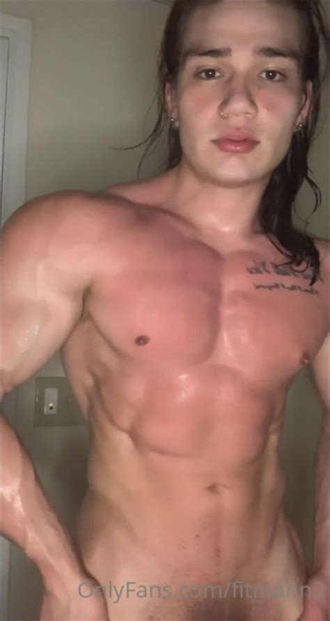 Hunk Shows Muscles ThisVid Com Hunk Shows Muscles ThisVid Com