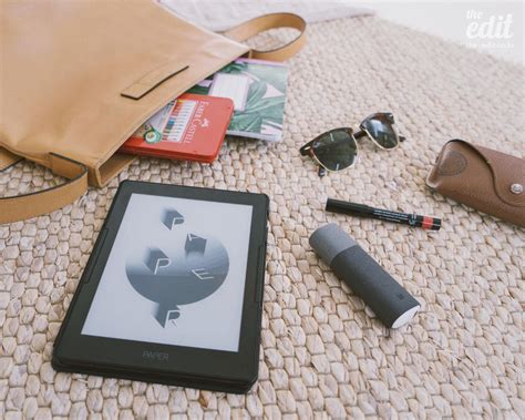 전자책 읽는 여자 디에디트