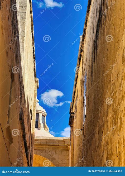 Huge Angular Sculptures Decorate Fascinate An Old Building Whose Roof Is Gone Stock Photo