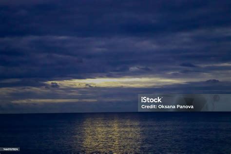 물 위에 밤구름 보름달의 빛은 구름을 뚫고 밝게 부서져 잔잔한 바다 위로 떠올라 파도에 불꽃을 일으 킵니다 바다 위의 달 경로