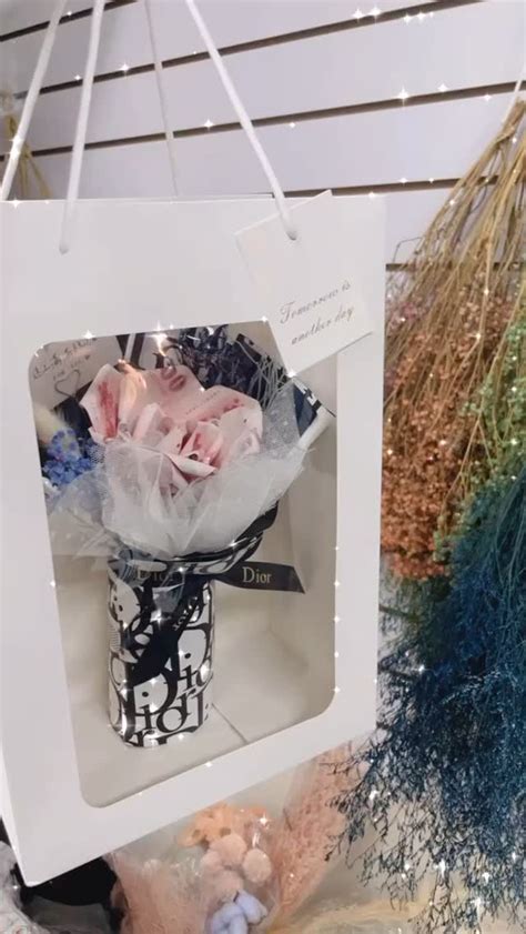 有新竹竹東二重芎林的朋朋們嘛 需要七夕花束可以找我 這幾天超忙 面交好幾個我都羨慕那些女生跟男生了 祝有情人的能終成眷屬我要被
