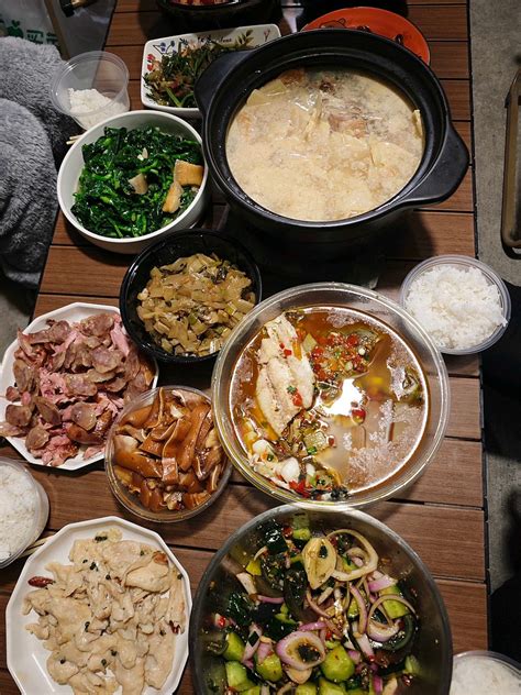 我隔壁邻居是一个宝妈，厨艺很好，老公在 京东 送快递，她自己一个人带娃，娃有点调皮，是真的辛苦。隔壁的隔壁是一个才失恋的 雪球