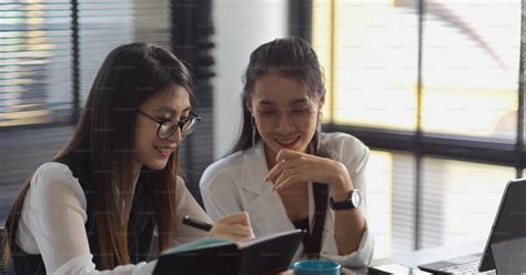 사무실에서 함께 프로젝트를 논의하는 두 명의 전문 사업가 사진 Unsplash의 테이블 이미지