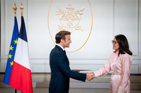 Элчин сайд У Нямхүү Францын Ерөнхийлөгчид итгэмжлэх жуух бичгээ барив