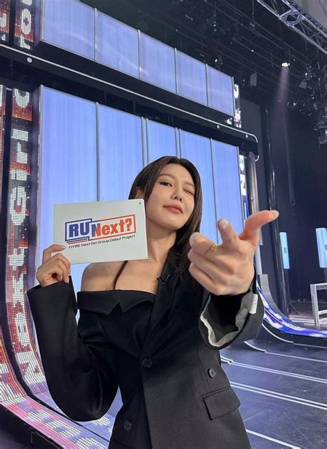 패션엔 소녀시대 수영 이젠 나도 Mc 한쪽 어깨 드러낸 원숄더 재킷룩