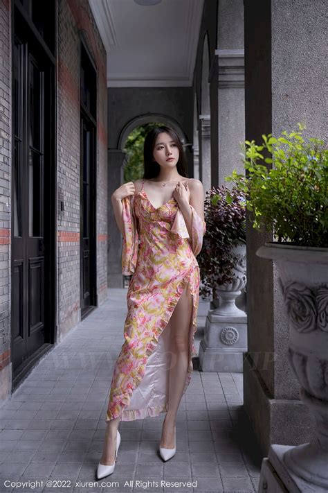 秀人XiuRen No 5979 模特鱼子酱Fish 多色长裙 情趣睡裙明艳旅拍 23 美图131