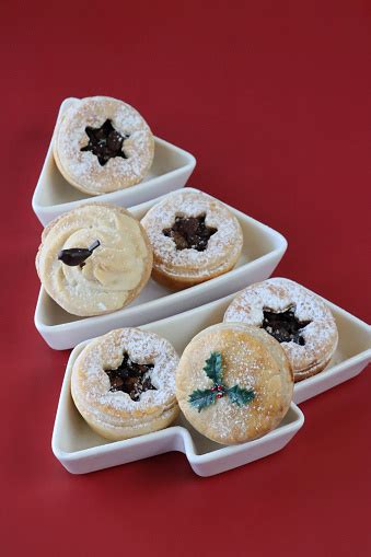 페이스트리 스타 세부 뚜껑을 얹은 수제 다진 파이의 이미지 달콤한 다진 고기를 곁들인 축제 크리스마스 디저트 쇼트크러스트 페이스트리 착빙 설탕 분할된 흰색 크리스마스 트리