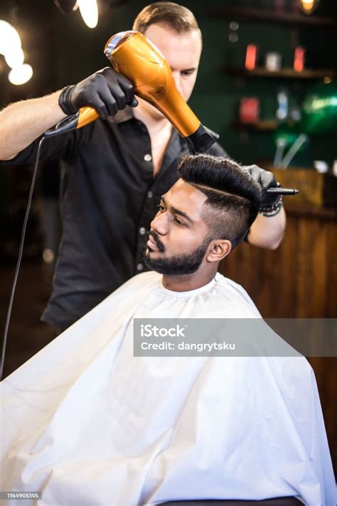 가 위 및 타자기로 머리를 절단 이발소 미용실에서 젊은 소식통 남자의 클로즈업 이발소 개념입니다 가득 찬에 대한 스톡 사진 및 기타 이미지 Istock