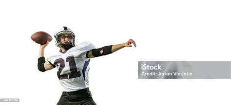 젊은 남자의 초상화 프로 미식 축구 선수 훈련 흰색 배경 위에 고립 된 공을 던지는 흰색 배경에 대한 스톡 사진 및 기타 이미지 흰색 배경 쿼터백 공 스포츠 장비