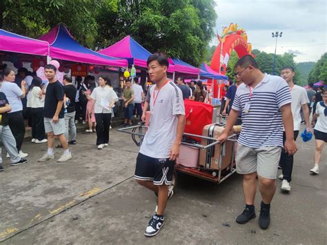 名萌新踏进校园 澎湃号媒体 澎湃新闻 The Paper