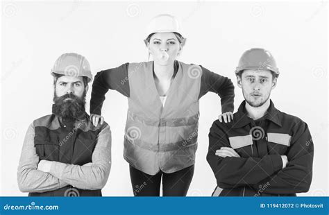 El Trabajador De Sexo Femenino Apoyado Por Los Hombres En Uniforme Puso Las Manos En Los