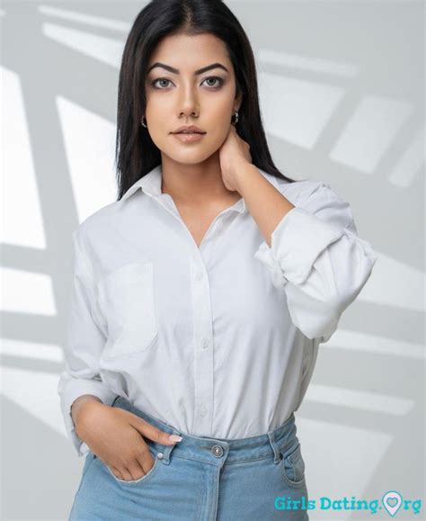 Sri Lankan Girls Read This Guide Before Dating Them