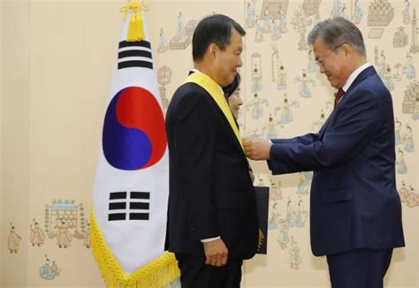 判朴槿惠下台的5名法官集体卸任 文在寅微笑授勋章凤凰网