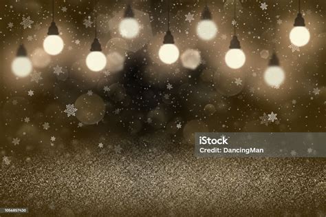 오렌지 아름 다운 밝은 반짝이 조명 Defocused 전구 및 떨어지는 눈 조각 비행 콘텐츠를 위한 빈 공간으로 축제 이랑 텍스처 Bokeh 추상적인 배경 겨울에 대한 스톡