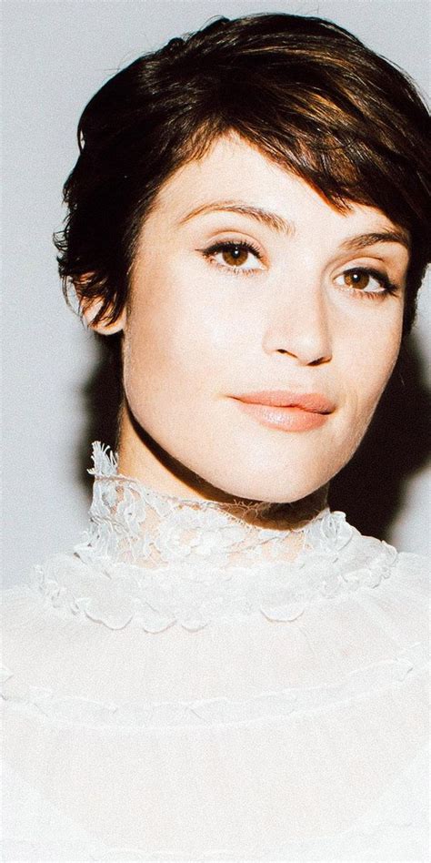 Завантажити шпалери на робочий стіл ПК Брюнетка Знаменитість Карі Очі Коротке Волосся