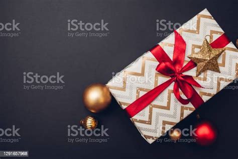 크리스마스와 새해 선물 상자는 축제 종이에 싸여 검은 배경에 활빨간색 리본으로 장식 0명에 대한 스톡 사진 및 기타 이미지 0명 12월 31일 검은색 Istock
