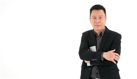 잘 생긴 웃는 사업가는 흰색 배경에 고립 된 교차 팔과 함께 서 있는 모바일 장치를 들고 소송에서 경영자에 대한 스톡 사진 및 기타 이미지 Istock