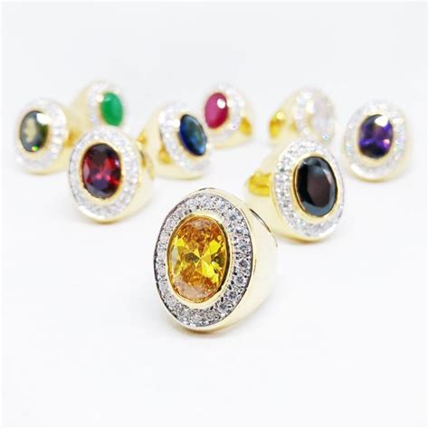 แหวนผู้ชาย พลอยสีเสริมบารมี ประจำวันเกิด ล้อมเพชร Cz ชุบทองไมครอน ราคาพิเศษ Th