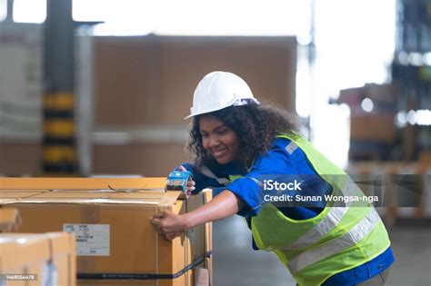 자동차 부품 창고의 작업자 자동차 조립 공장으로 보낼 준비가 된 자동차 부품을 검사한 후 상자에 작은 부품을 포장합니다 갈색에 대한 스톡 사진 및 기타 이미지 Istock