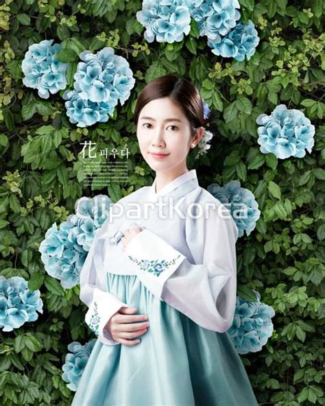 고해상합성이미지사람동양인한국인한명여자한명만여자젊은여자아름다움미소꽃한국전통한복우아함치마저고리응시정면상반신파란색수국순수손들기식물