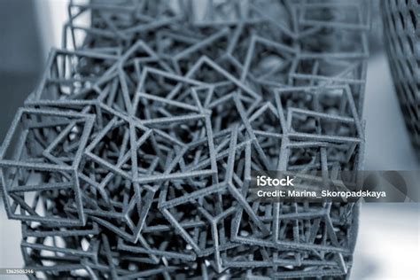 분말 클로즈업에서 3d 프린터에 인쇄된 블랙 추상 모델 오브젝트 3차원 인쇄에 대한 스톡 사진 및 기타 이미지 3차원 인쇄 3차원 형태 Revolution Istock